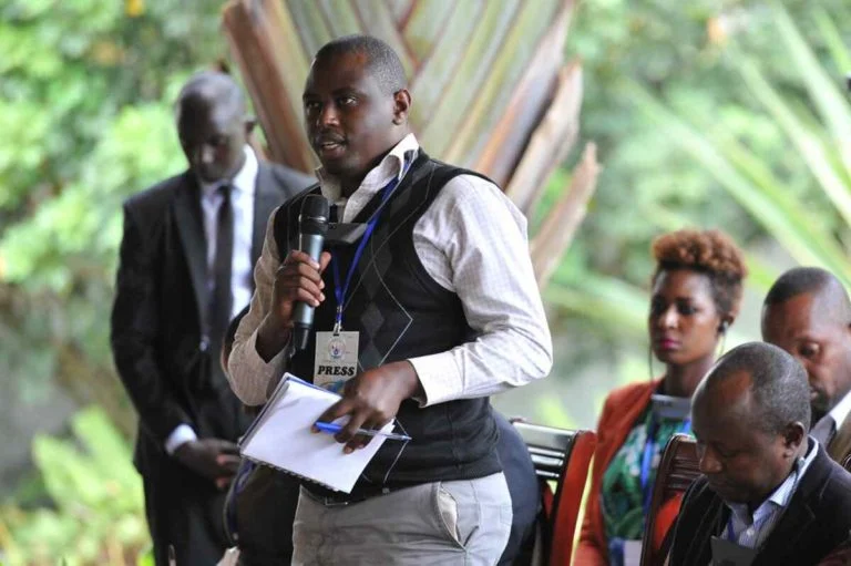 How to become a Journalist: Job opportunities, salary & more | Aid the student